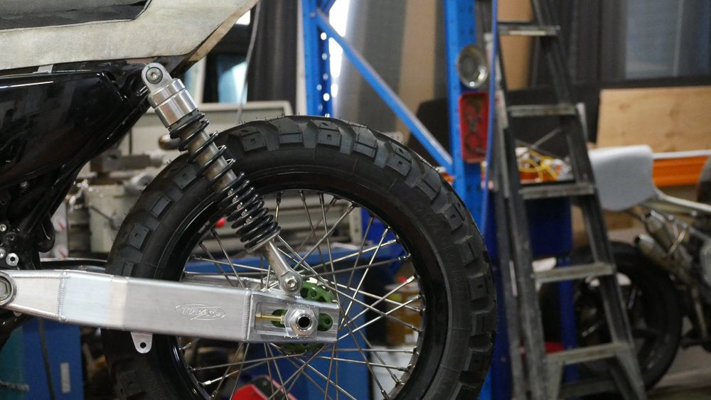 Cafe Racer swingarm mount license plate bracket