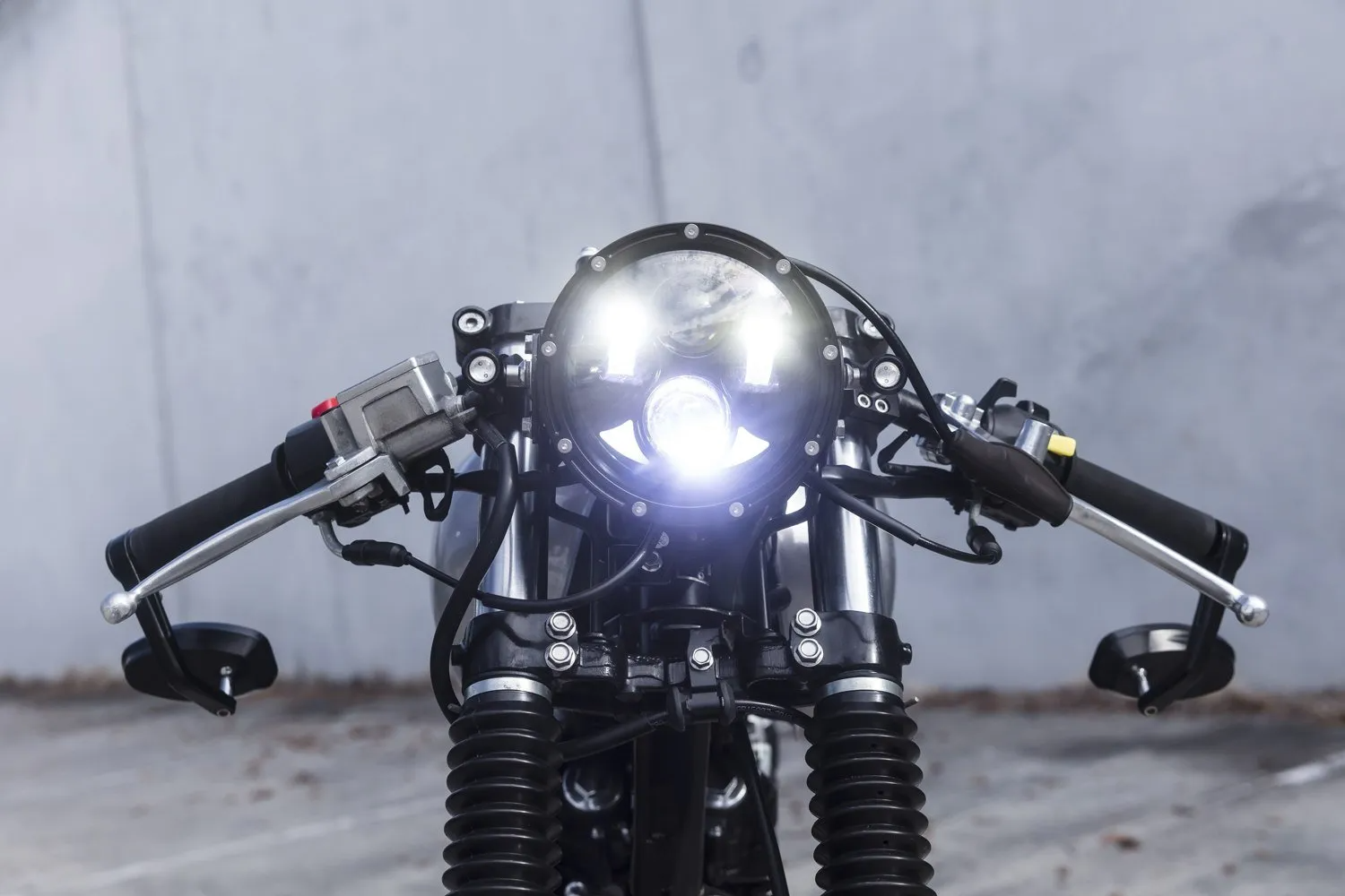Straight Street: Sol Invictus Nemesis 400 Cafe Racer