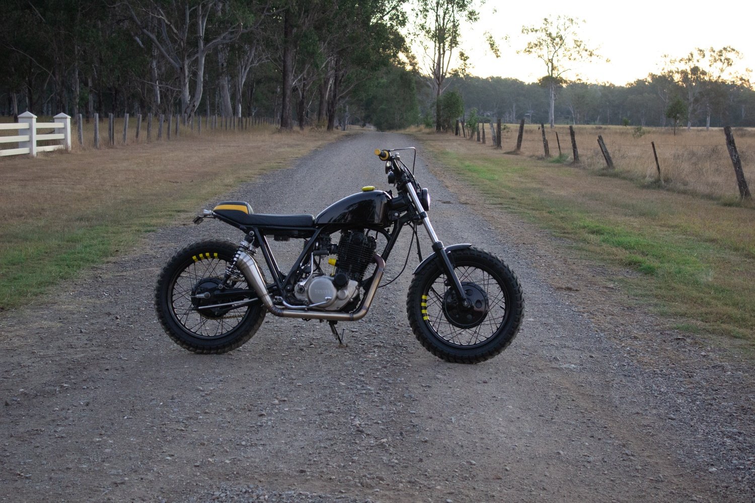 1986 Yamaha SR400 Scrambler: Built for Blacktop and Dirt Tracks