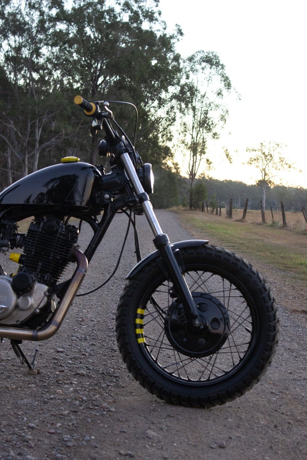 1986 Yamaha SR400 Scrambler: Built for Blacktop and Dirt Tracks
