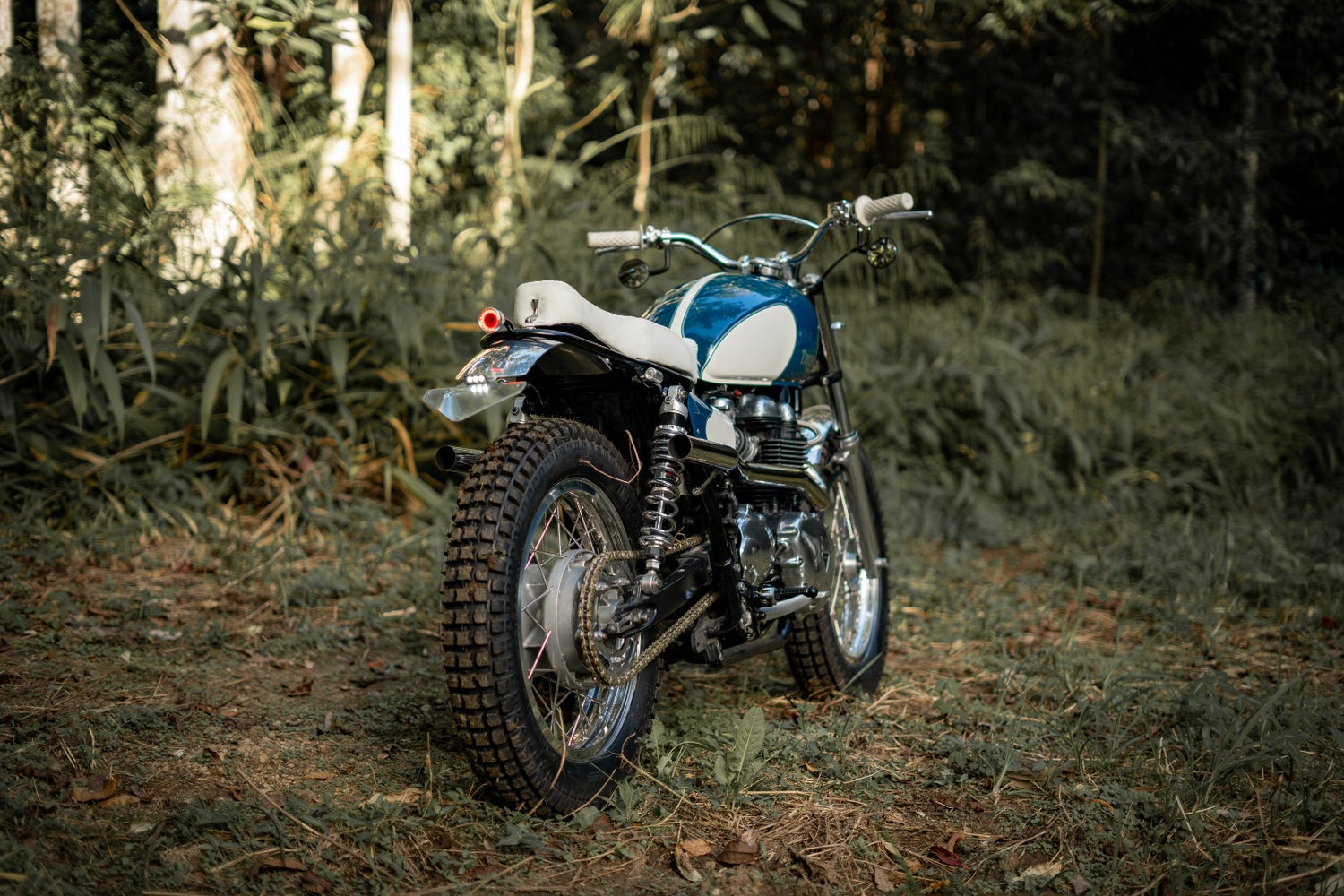 1960s-Inspired Triumph Bonneville Desert Sled Build